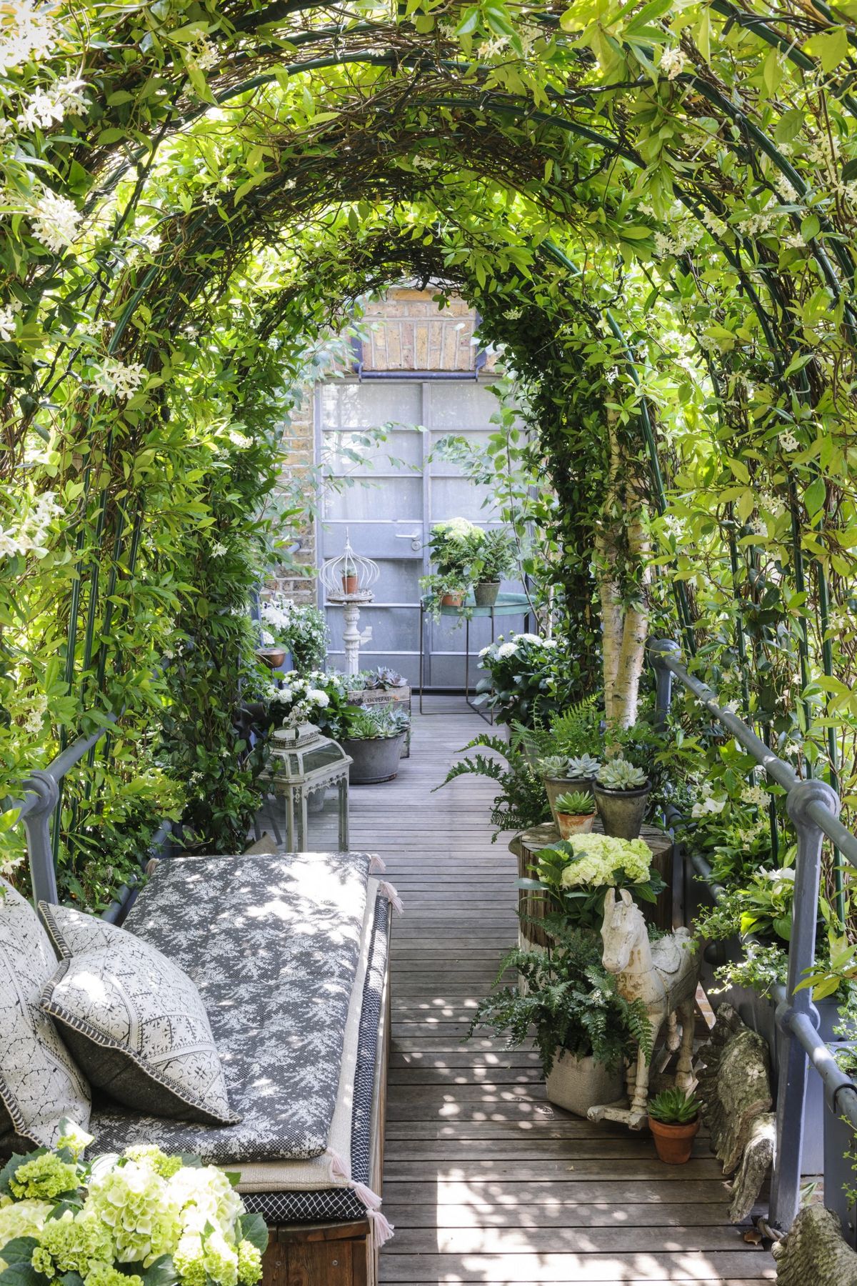 How to create a beautiful rooftop garden in the heart of the city ...