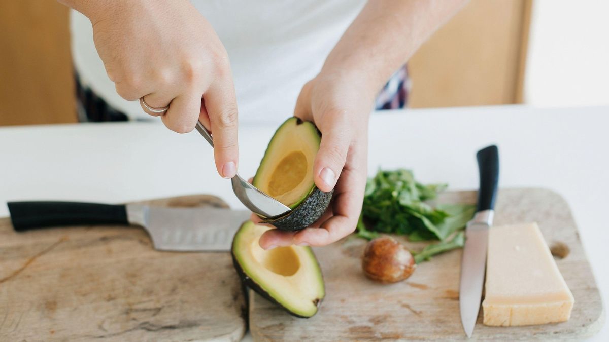 This hack for ripening a hard avocado in just 10 minutes is genius ...
