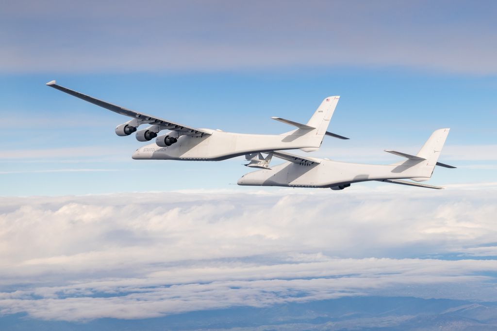 Stratolaunch's huge Roc plane aces 2nd captive-carry test flight | Space