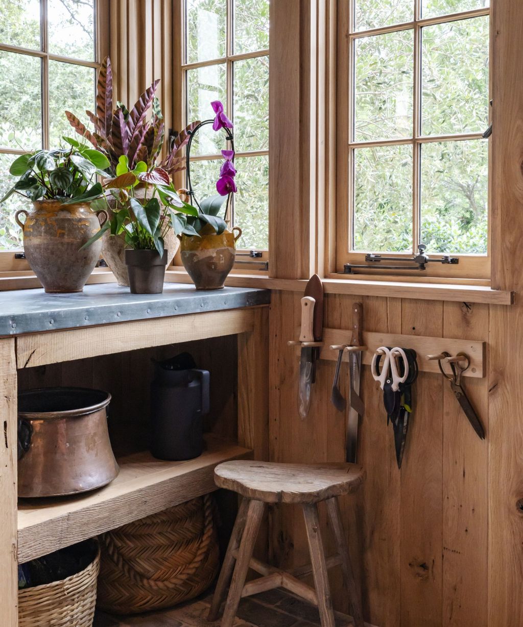 How professional gardeners store gardening tools in fall | Homes and ...