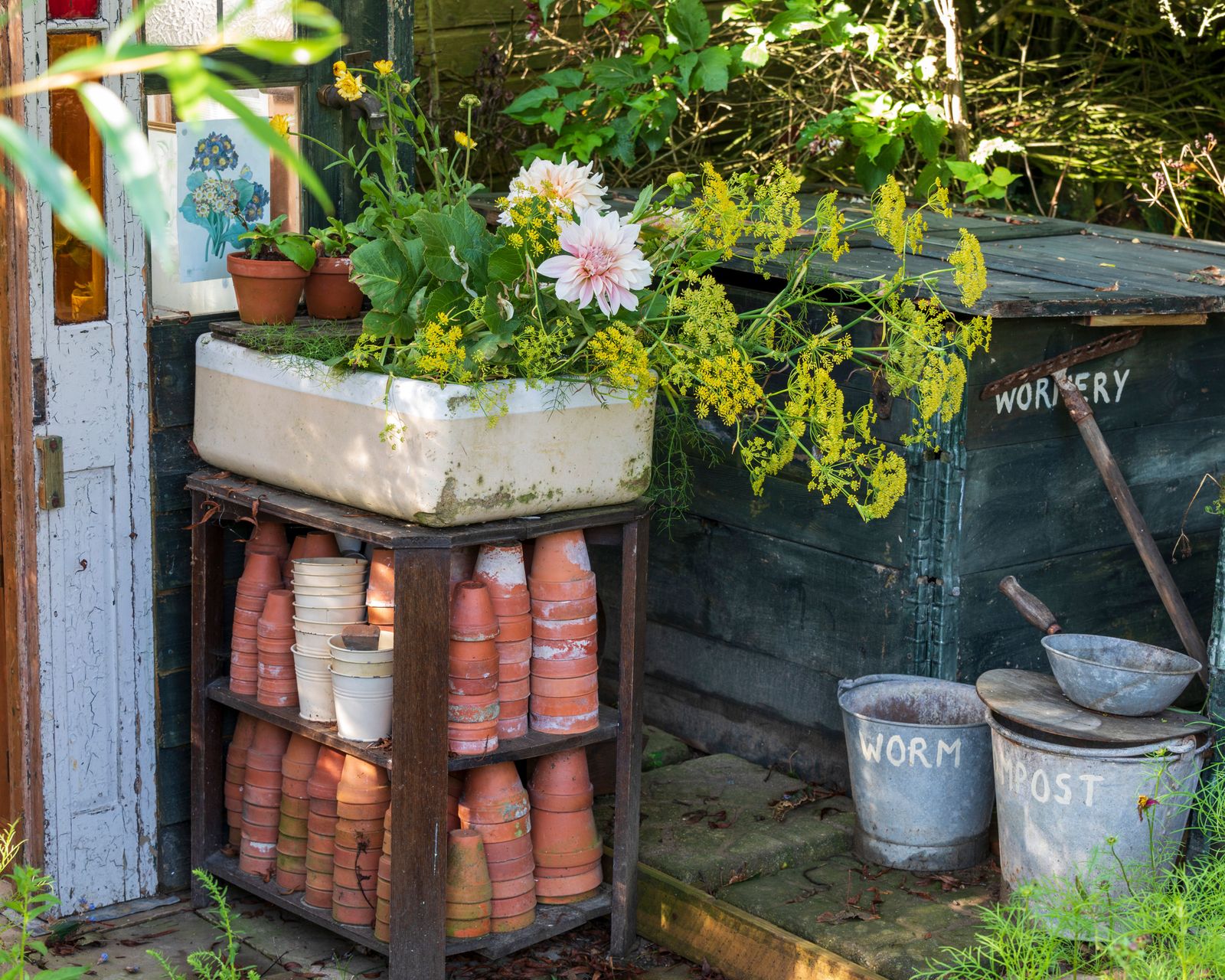 How to use a wormery for compost: guide to worm compost bins | Homes ...