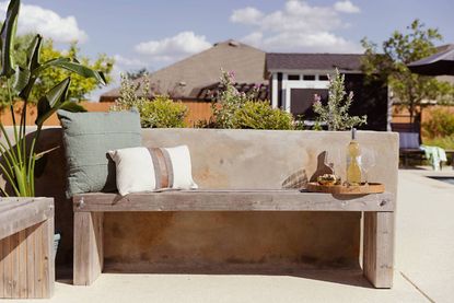 9 ways to fit an outdoor bar into a small backyard | Livingetc
