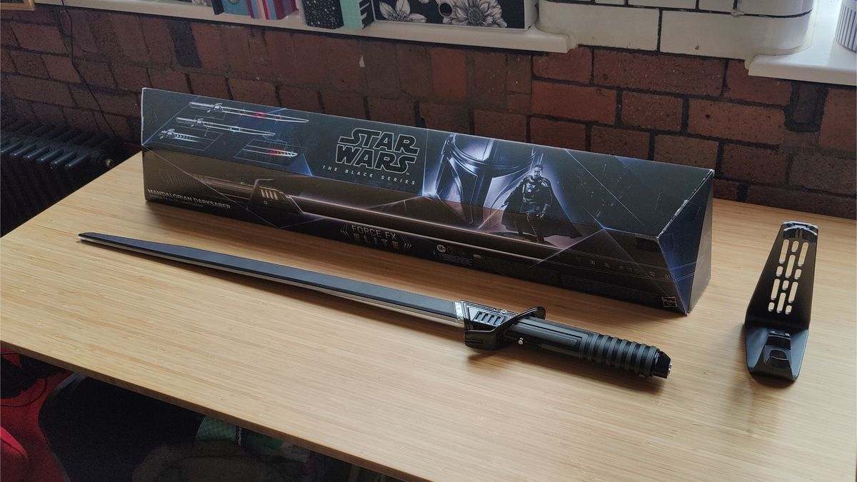 Mandalorian Darksaber Force FX Elite Lightsaber review | Space