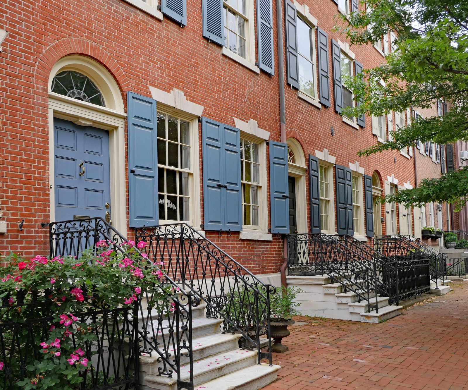 10 colors that go with a red brick exterior with expert tips | Homes ...