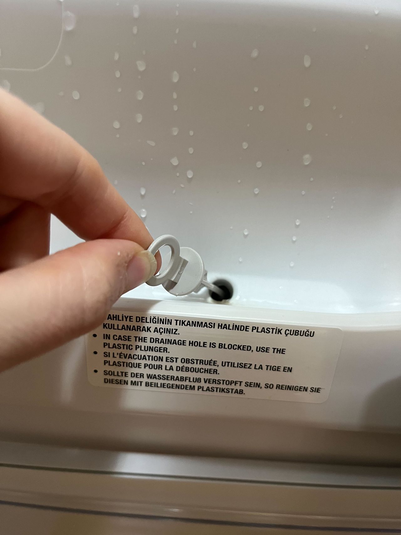 Why is my refrigerator leaking water inside? Experts advise | Homes and ...