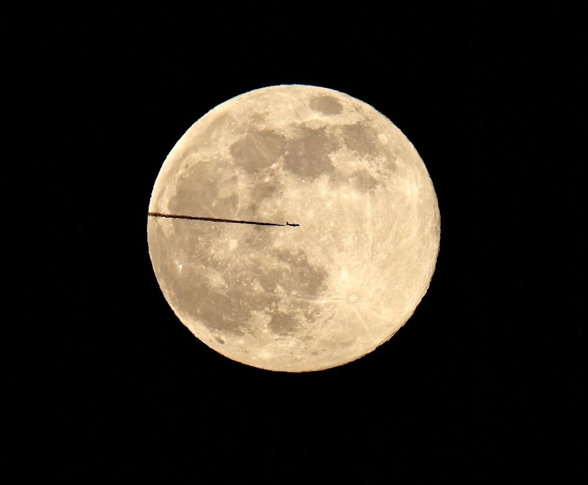 SpaceX launch and more 'photobombed' by February's Full Snow Moon | Space