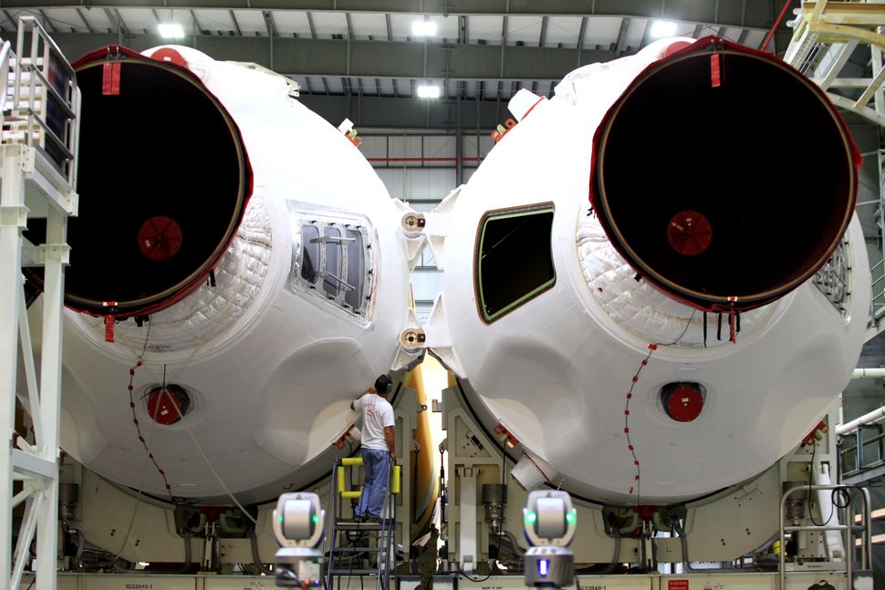Rocket Coming Together for New NASA Spaceship's 1st Flight | Space