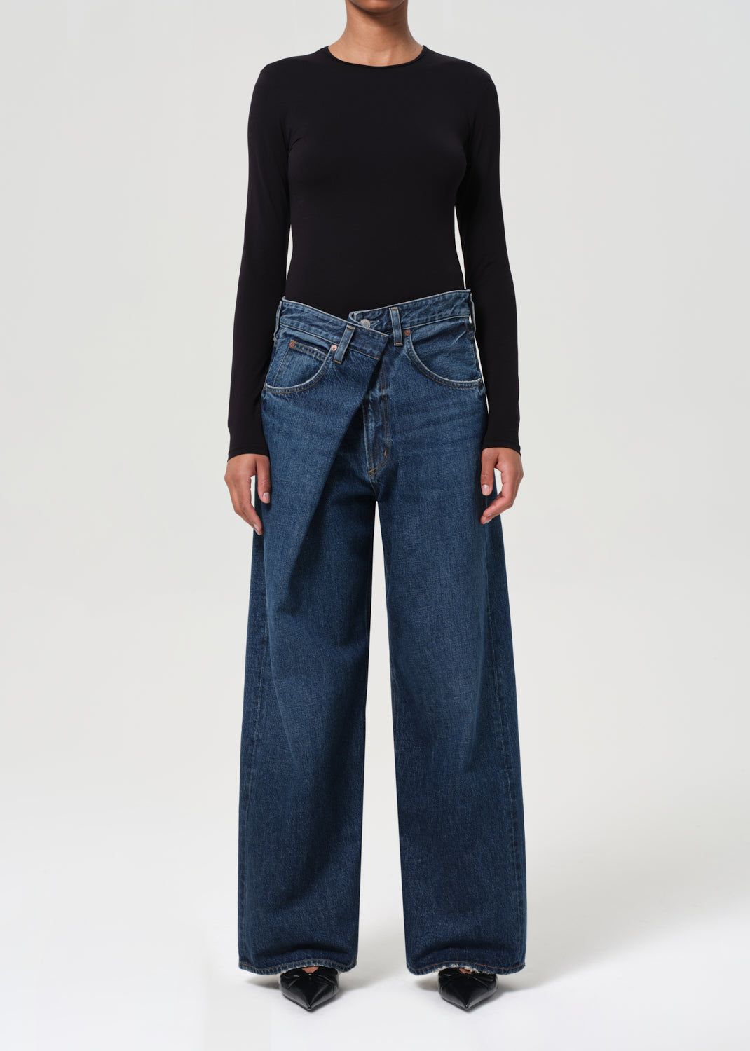 Taylor Swift Debuts an Anti-'Showgirl' Outfit in Wide-Leg Jeans and a ...