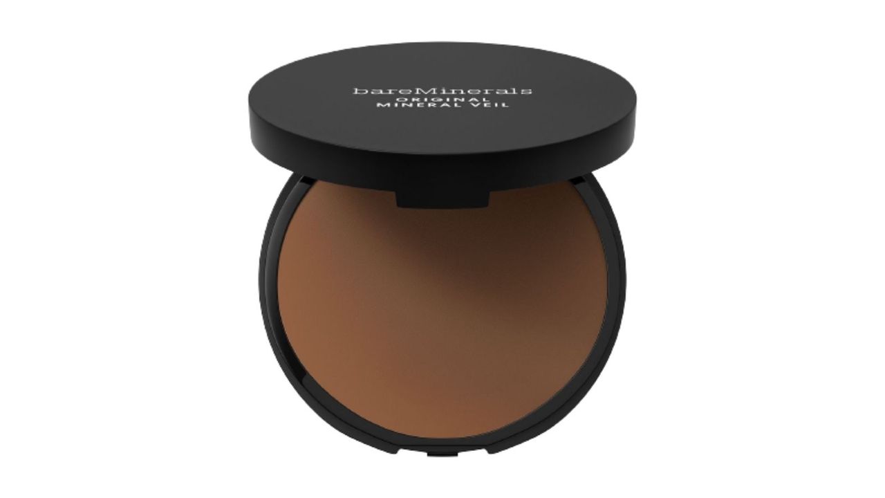 Best setting powders to keep oily t-zones under control | Woman & Home