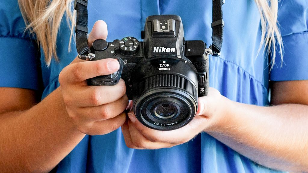 This tiny lens makes Nikon’s mirrorless feel more like a compact camera ...