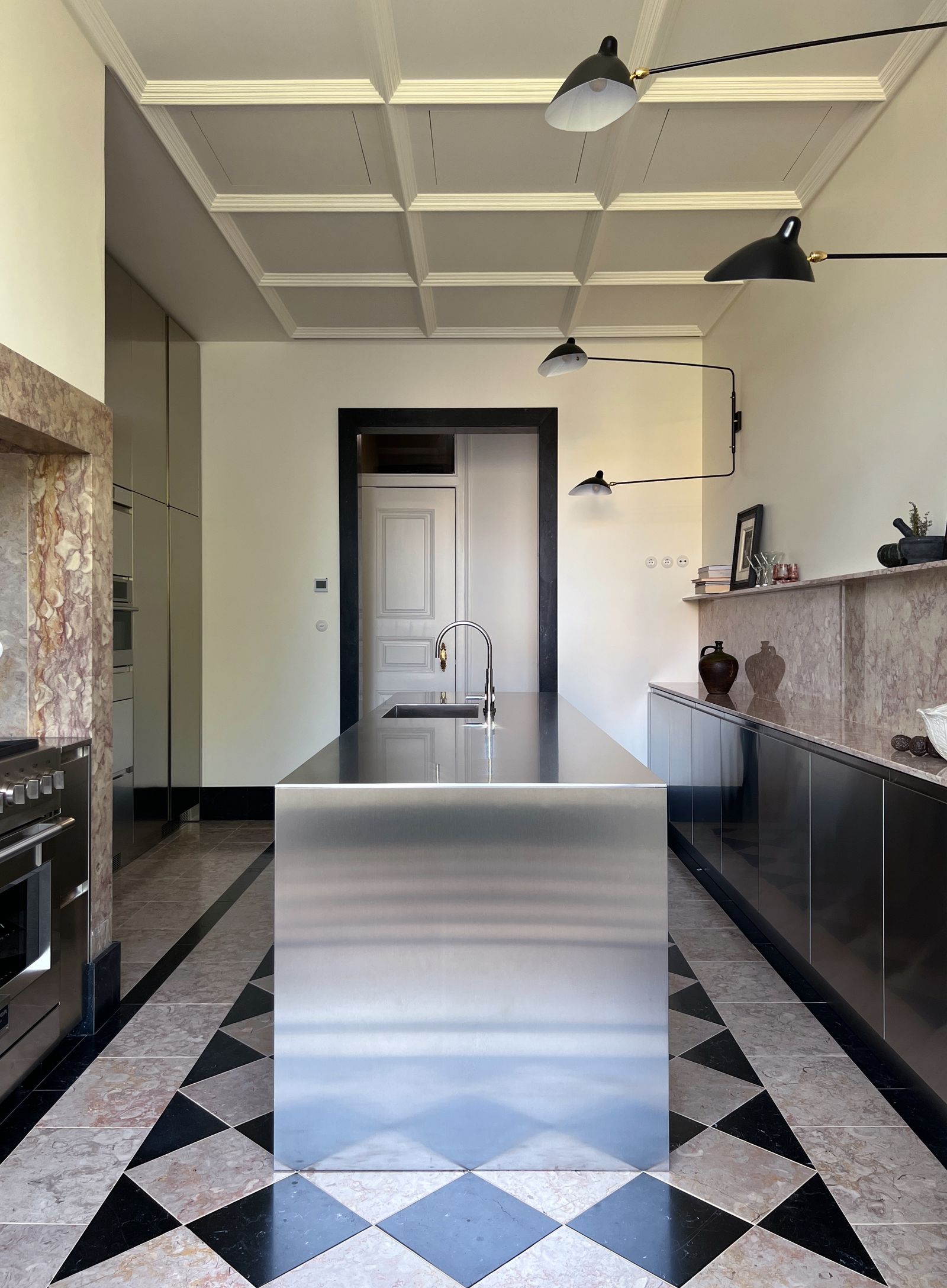 10 kitchen island color ideas designers use to elevate spaces | Livingetc