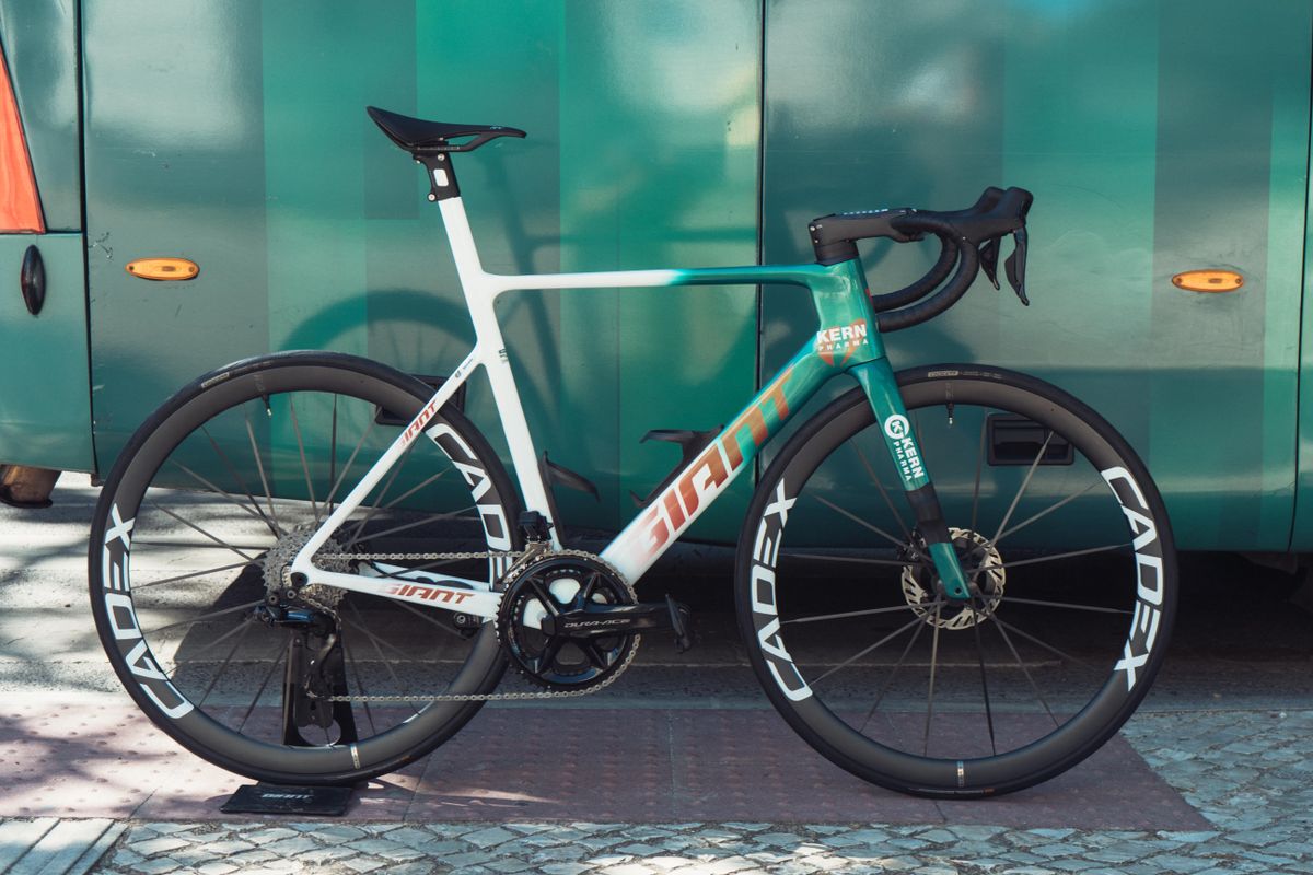 Vuelta a España tech gallery - Superlight paint, dinosaur names, and ...