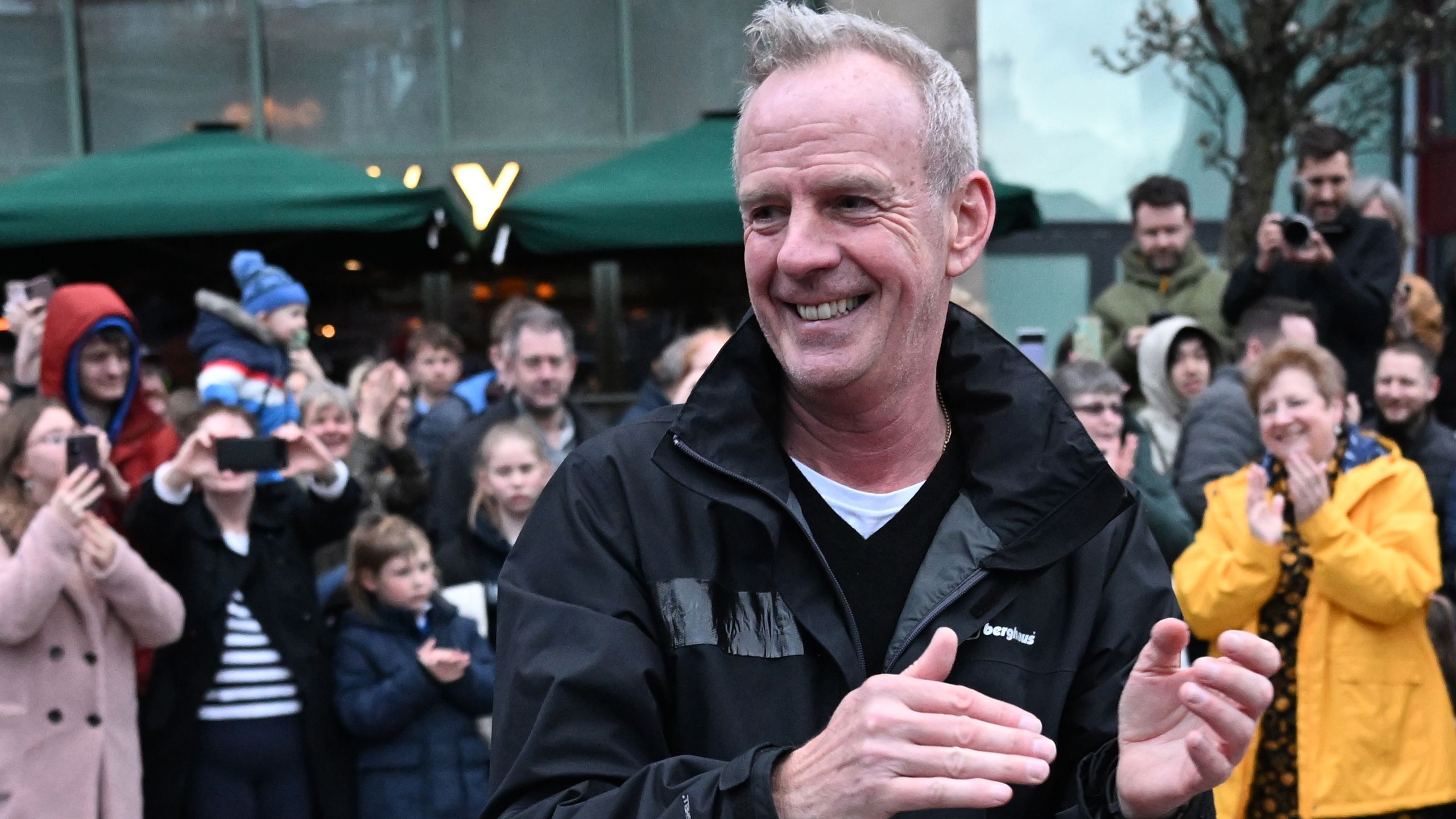 See Fatboy Slim rehearsing bass in a hotel bedroom with the band ahead ...