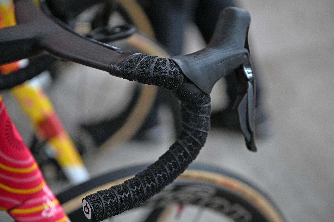 Bar tape that sticks to custom gloves and 34cm narrow bars: tech trends ...