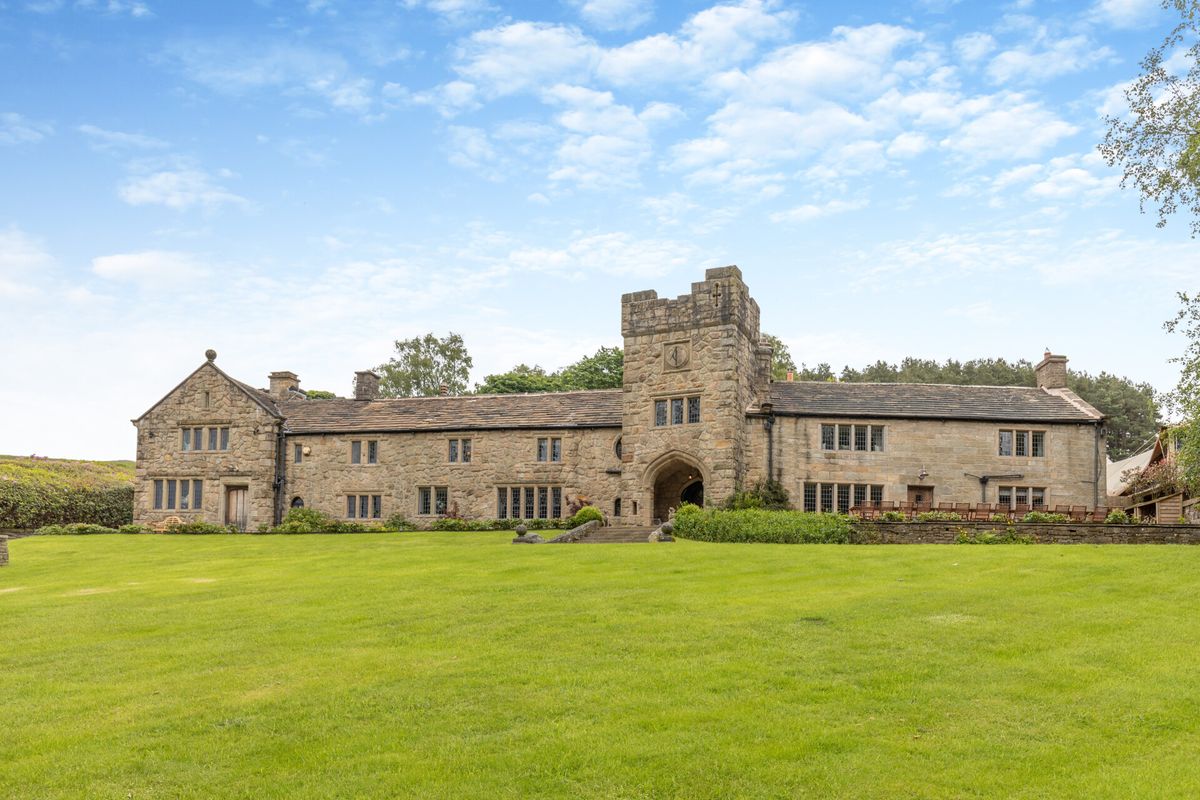 A medieval house with a dozen bedrooms, a Great Hall and its own bar ...