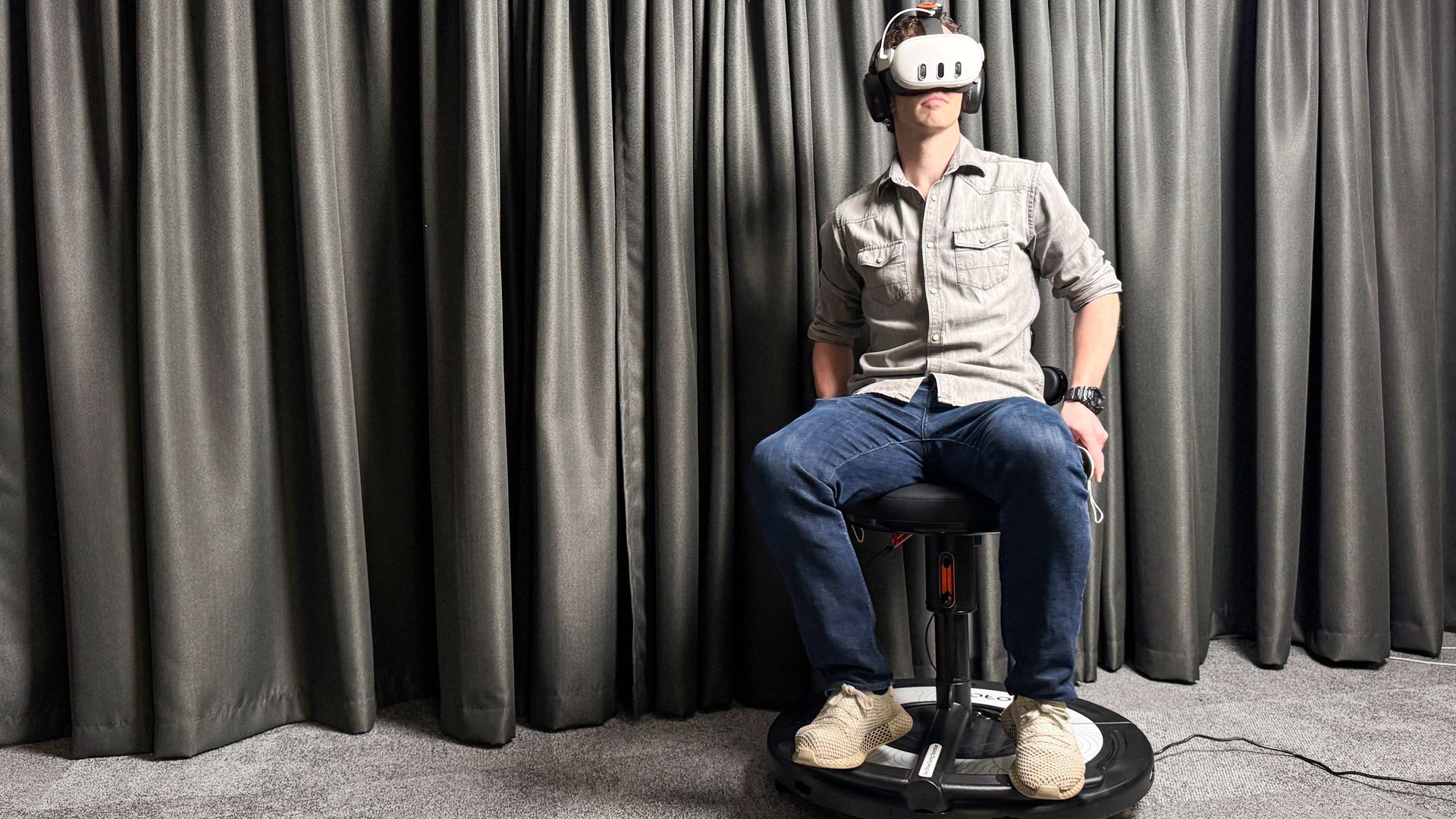 I tested a VR chair that moves as you turn your head — Roto VR Explorer ...