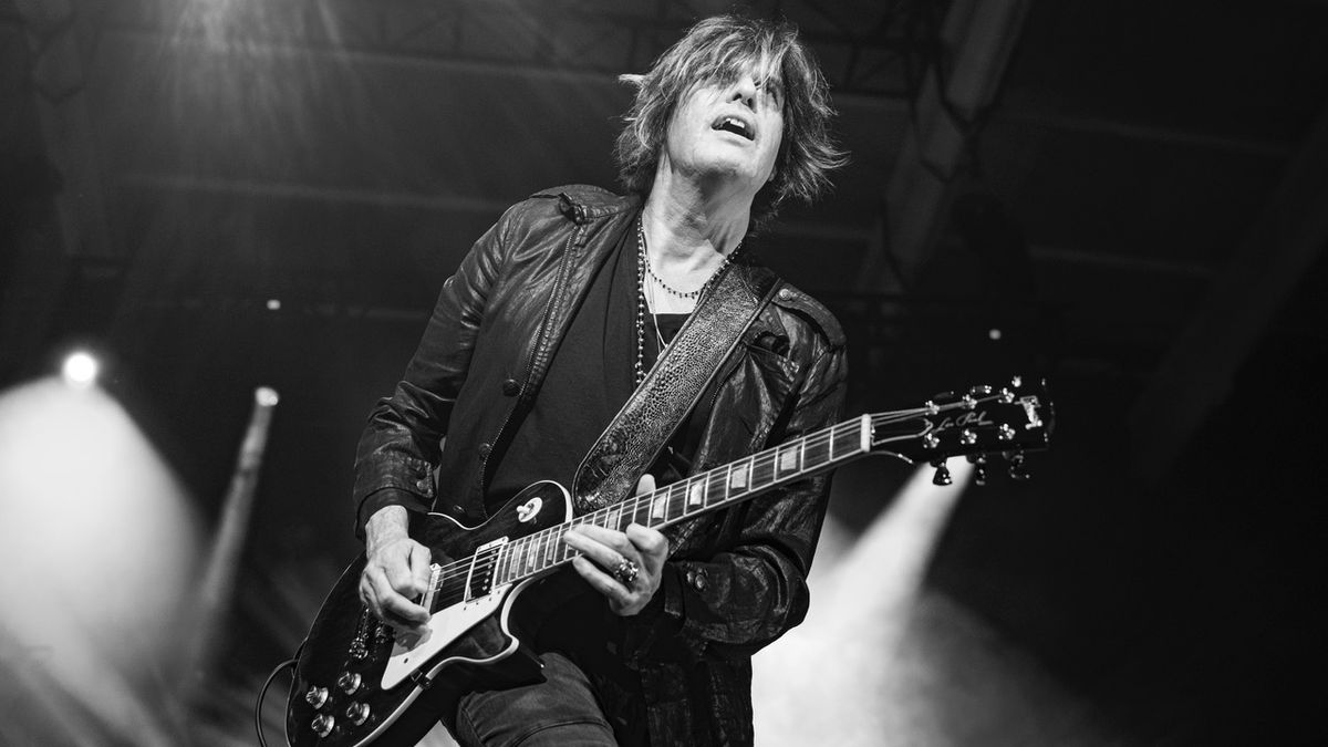 Dean DeLeo on his fave STP songs, barging in on Allan Holdsworth ...