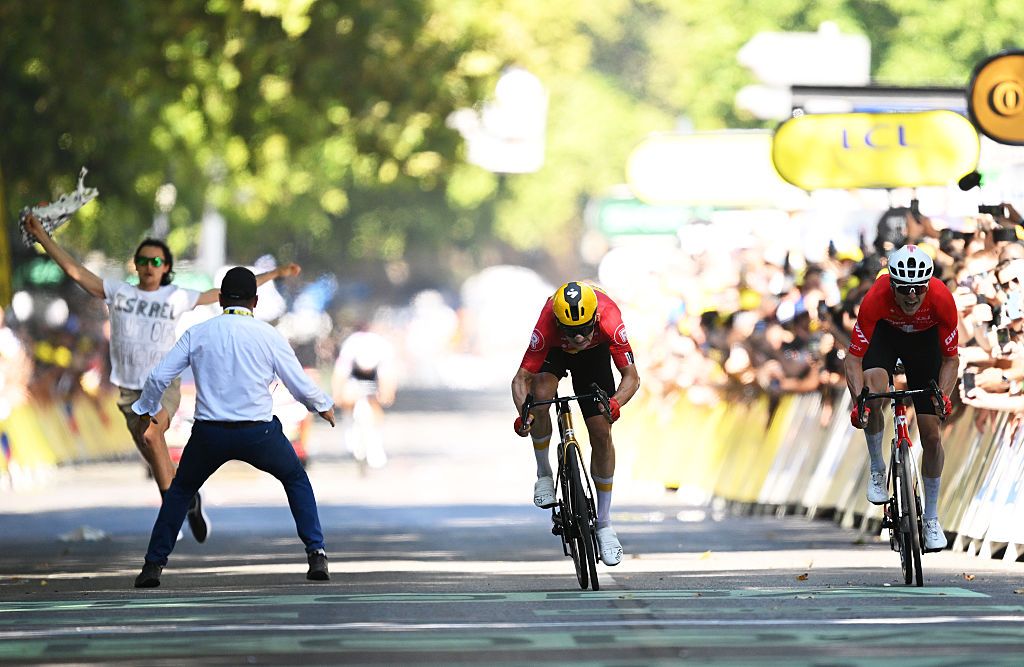 Pro-Palestine protester in 2025 Tour de France receives €300 fine for ...