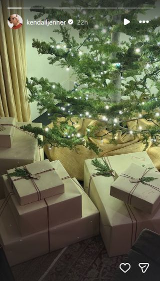 The Kardashians Go Hard In The Wrapping Paper Paint Every Christmas ...