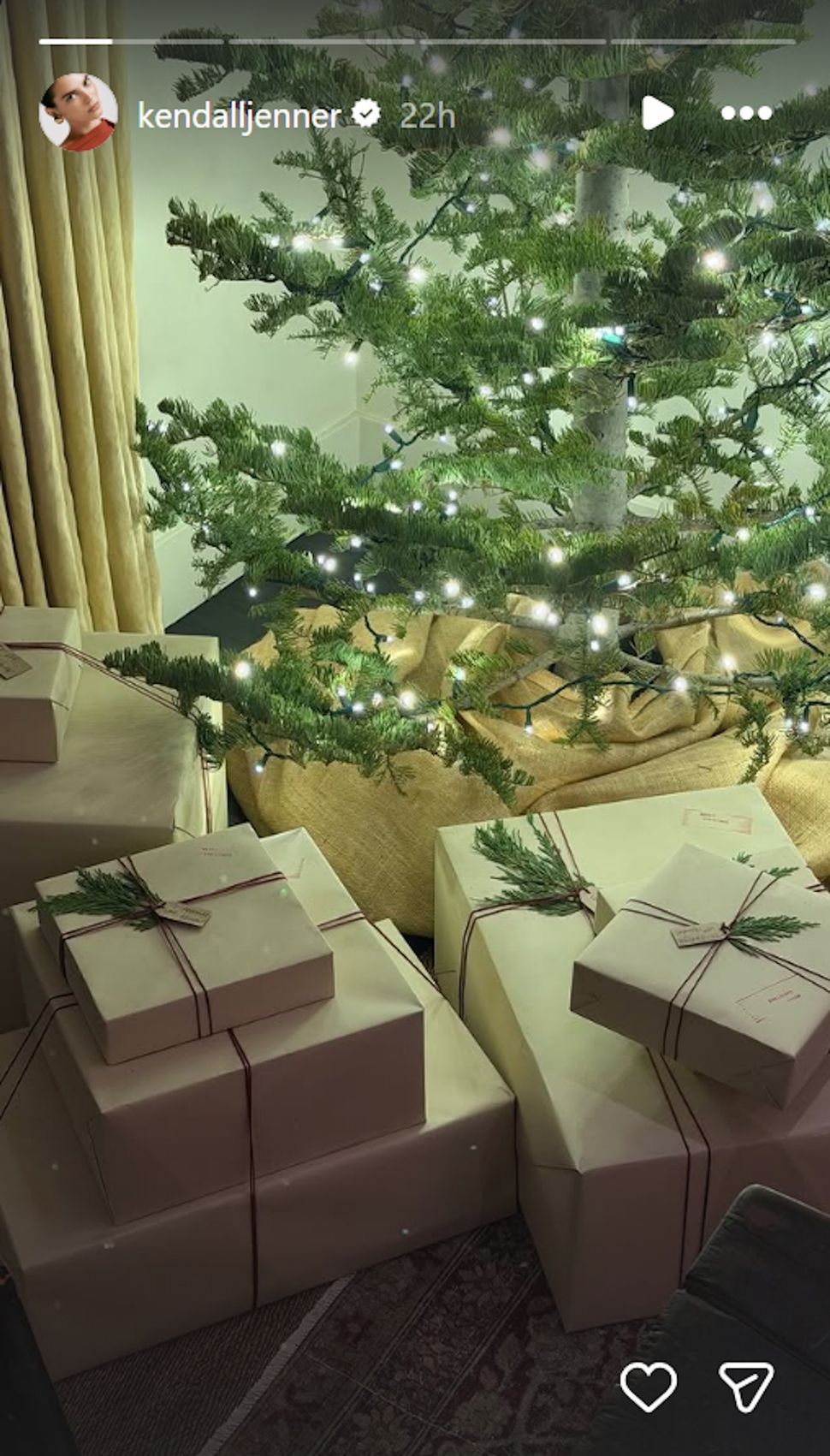 The Kardashians Go Hard In The Wrapping Paper Paint Every Christmas ...