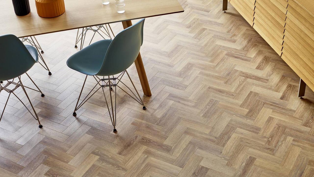 Laminate vs vinyl flooring – which is the better choice? | Livingetc