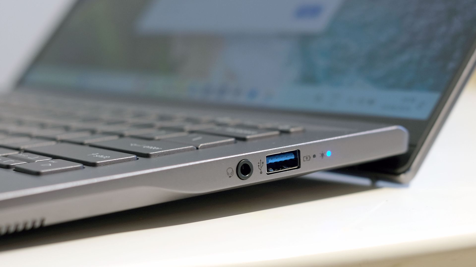 Acer AI Laptop vs. Microsoft: Why the Matte Screen & Lower Price Win ...