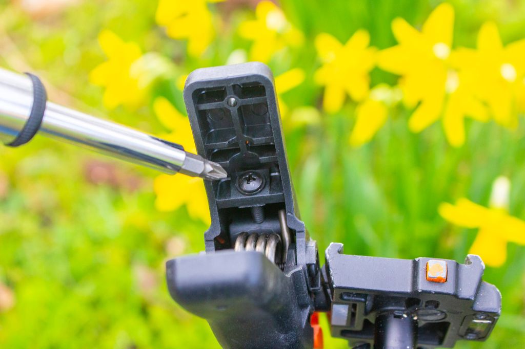 How to use a 'Plamp' for steadier macro shots at home or on location ...