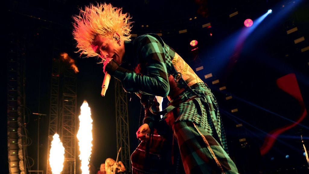 Watch Machine Gun Kelly get 'electrocuted' on stage during pre-Super ...