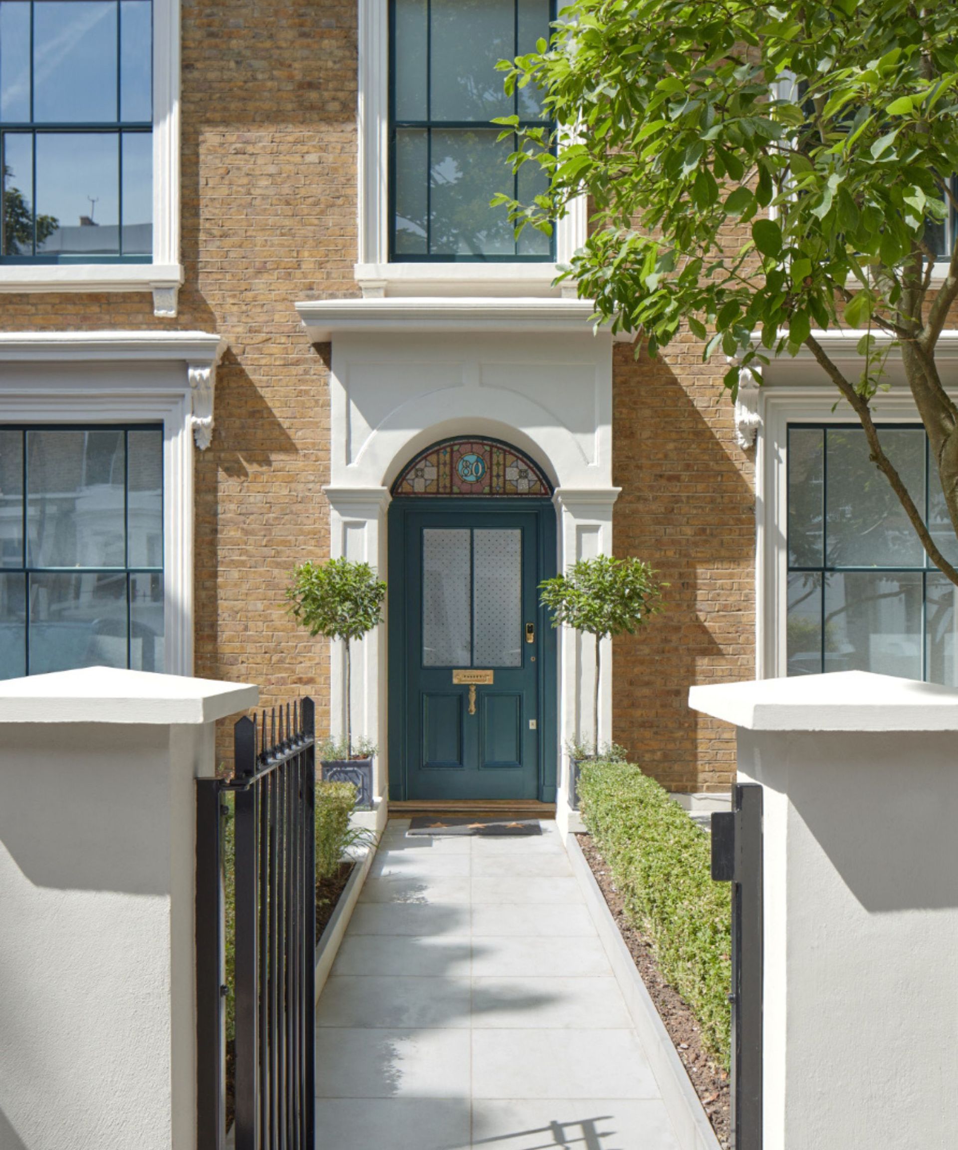 Experts explain the meaning behind 10 popular front door colors | Homes ...