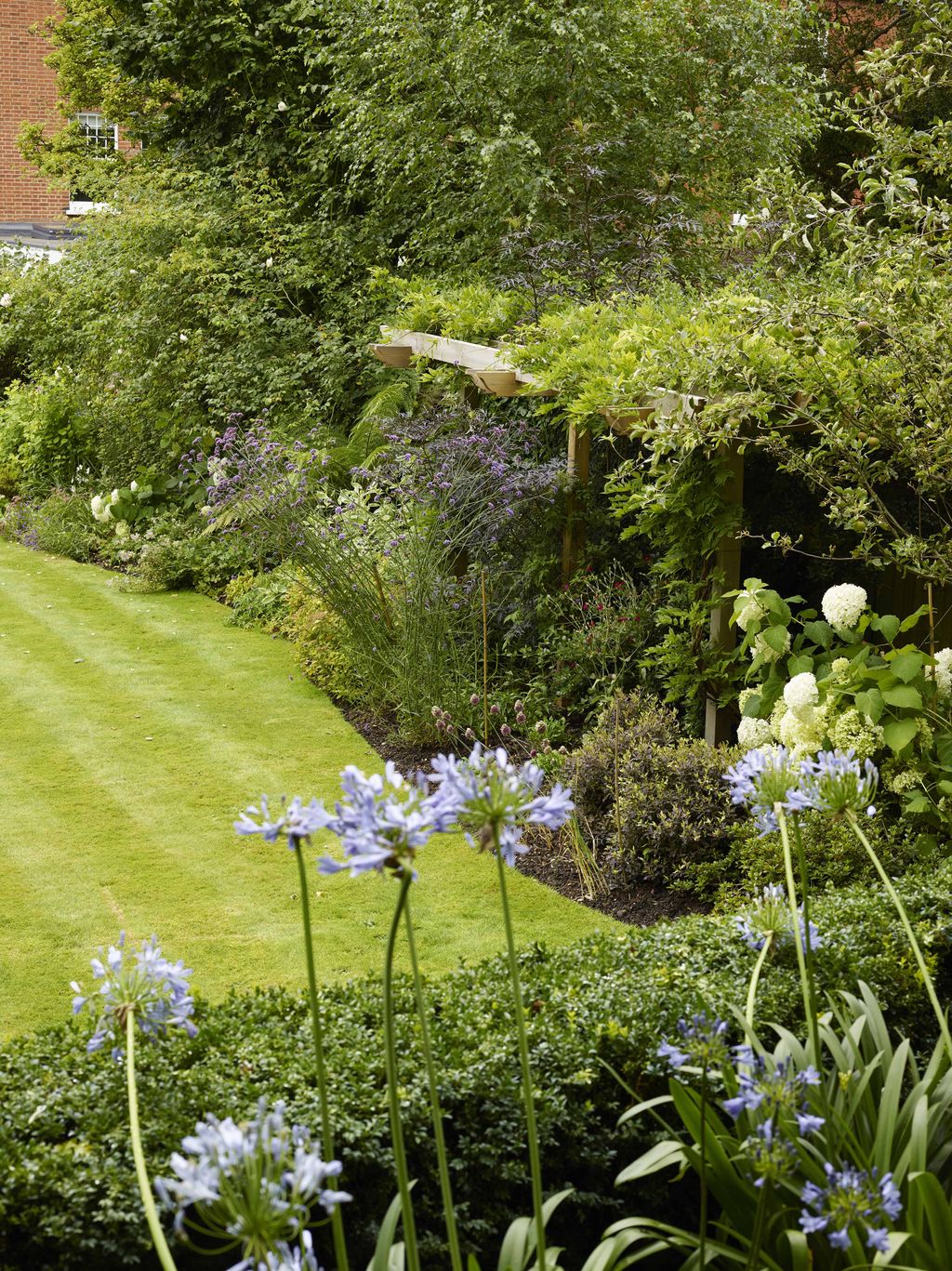 Lawn ideas: 10 gorgeous designs for plots of all shapes and sizes ...