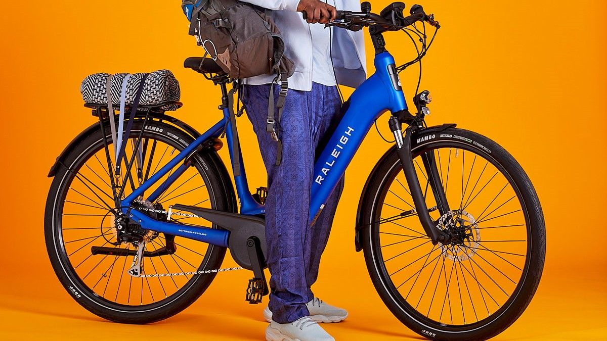Raleigh’s latest e-bikes offer 100-mile range for surprisingly little ...