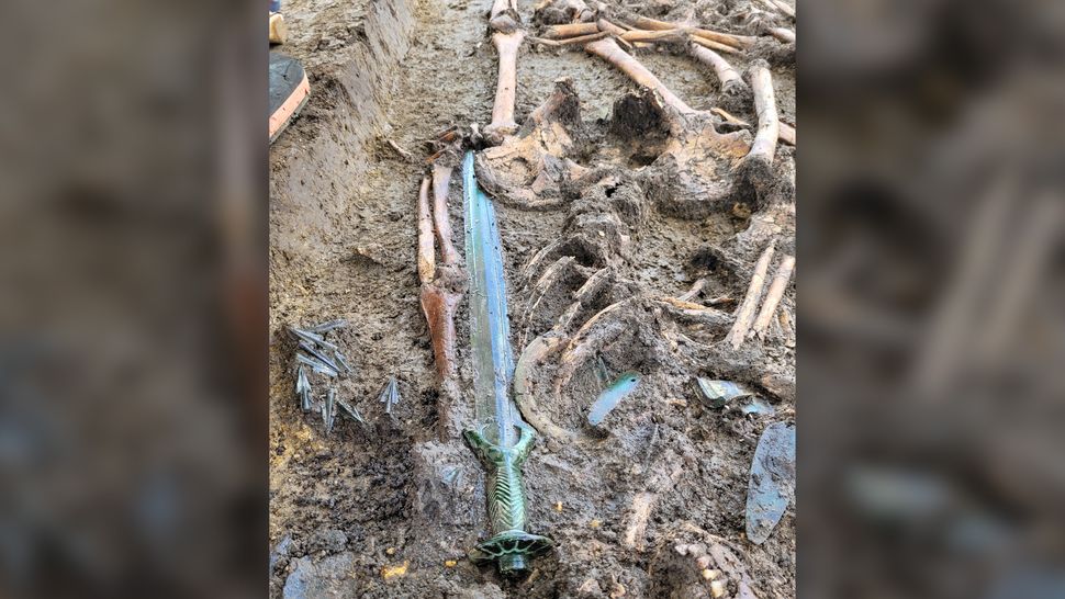'Octagonal' sword from Bronze Age burial in Germany is so well ...