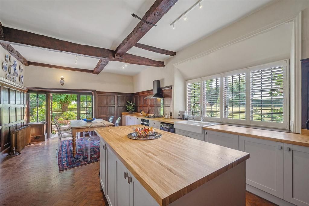 An Elizabethan home with exquisite panelling, a grand hall, and ...