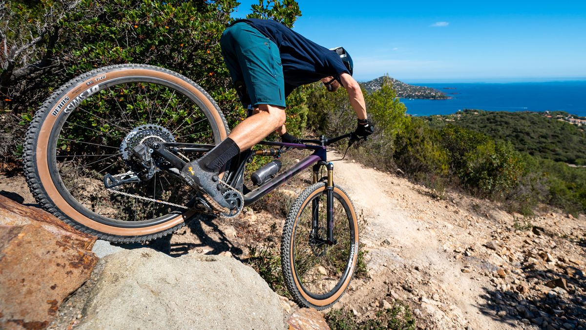 BMC Fourstroke LT first ride review – a proper rowdy cross-country bike ...