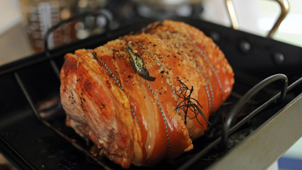How to roast pork with crackling - including the optimum roast pork ...