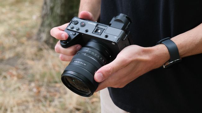 Neewer F700 field monitor review: the affordable all-rounder | Digital ...