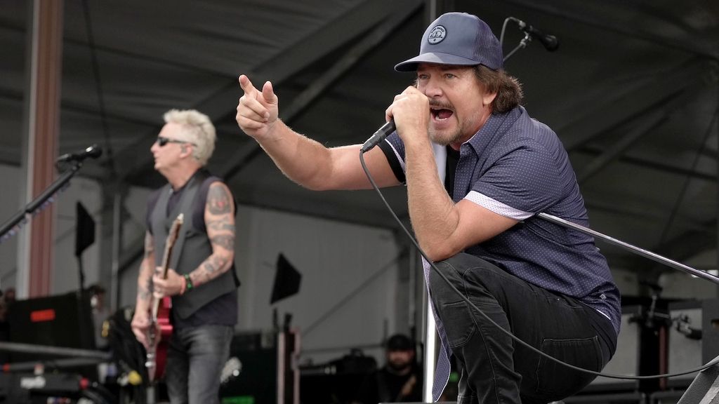 “This gentleman was someone we looked up to before the Ramones." Watch ...