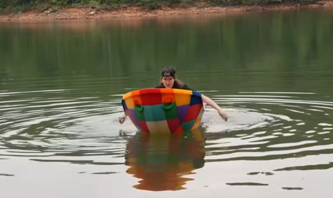 Maker 3D prints giant 'Benchy' sailboat and takes it out on the water ...