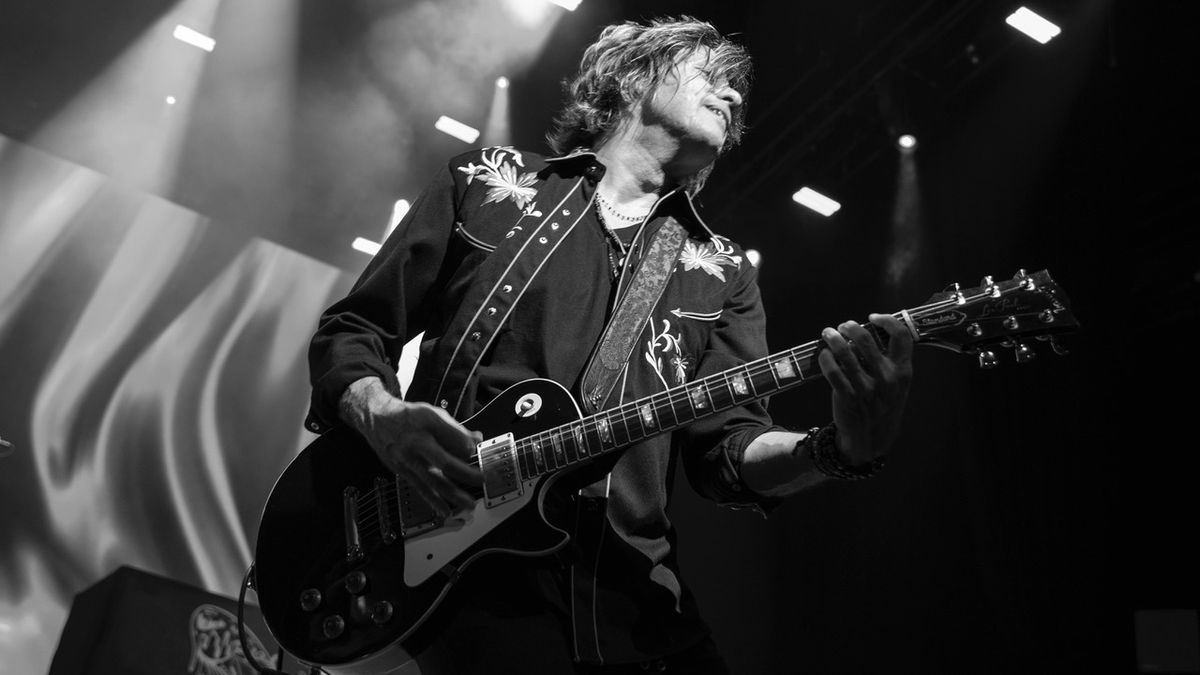 Dean DeLeo on his fave STP songs, barging in on Allan Holdsworth ...