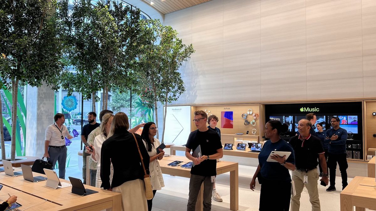 A sneak-peek inside the new Apple Store in London’s posh Knightsbridge ...
