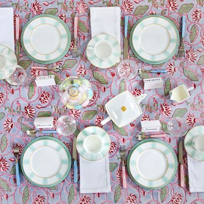 This Table-Laying Service Lays Tables In Style For Beautiful Dinner ...