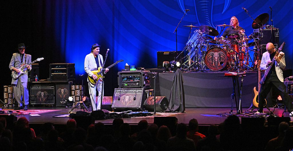 King Crimson offshoot Beat share new live clip of Thela Hun Ginjeet ...