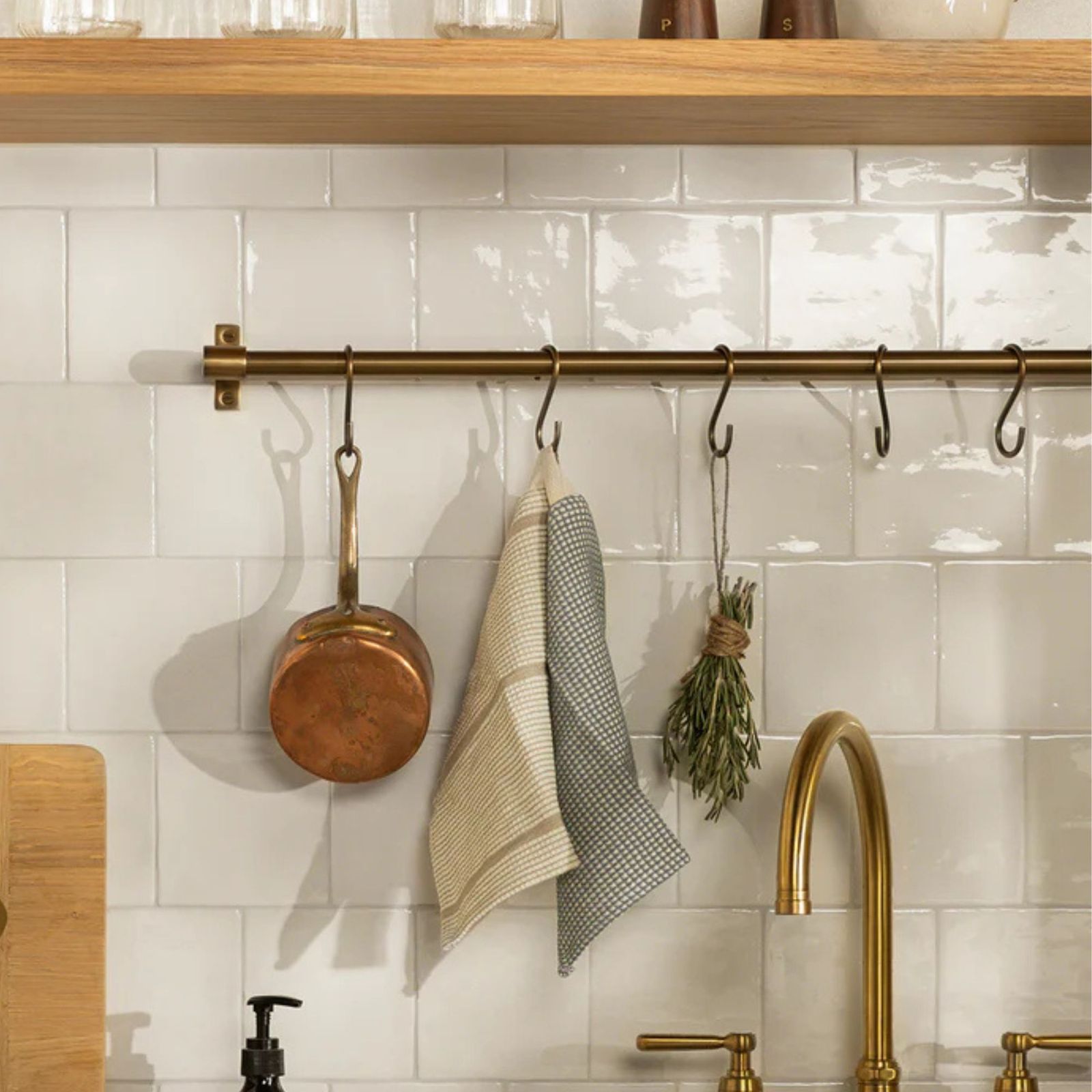 Kitchen hardware trends 2025: 10 designs to try this year | Homes and ...