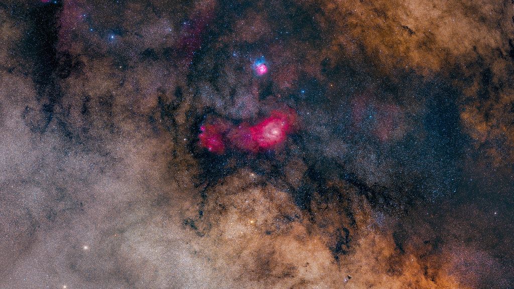 The Milky Way's dusty galaxy heart has a super-strange glow (photo) | Space