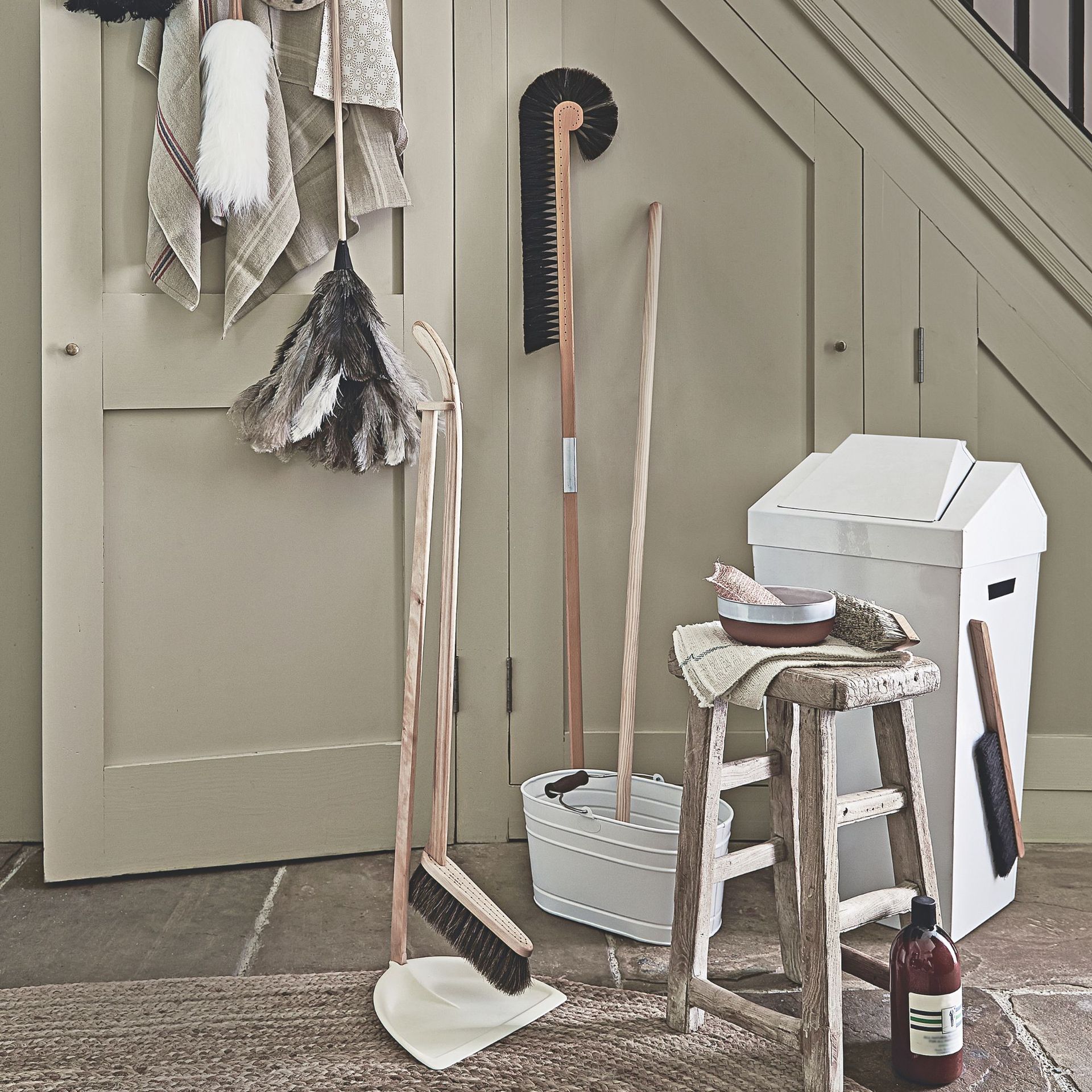Is 'wall mopping' the best way to clean painted walls? | Ideal Home