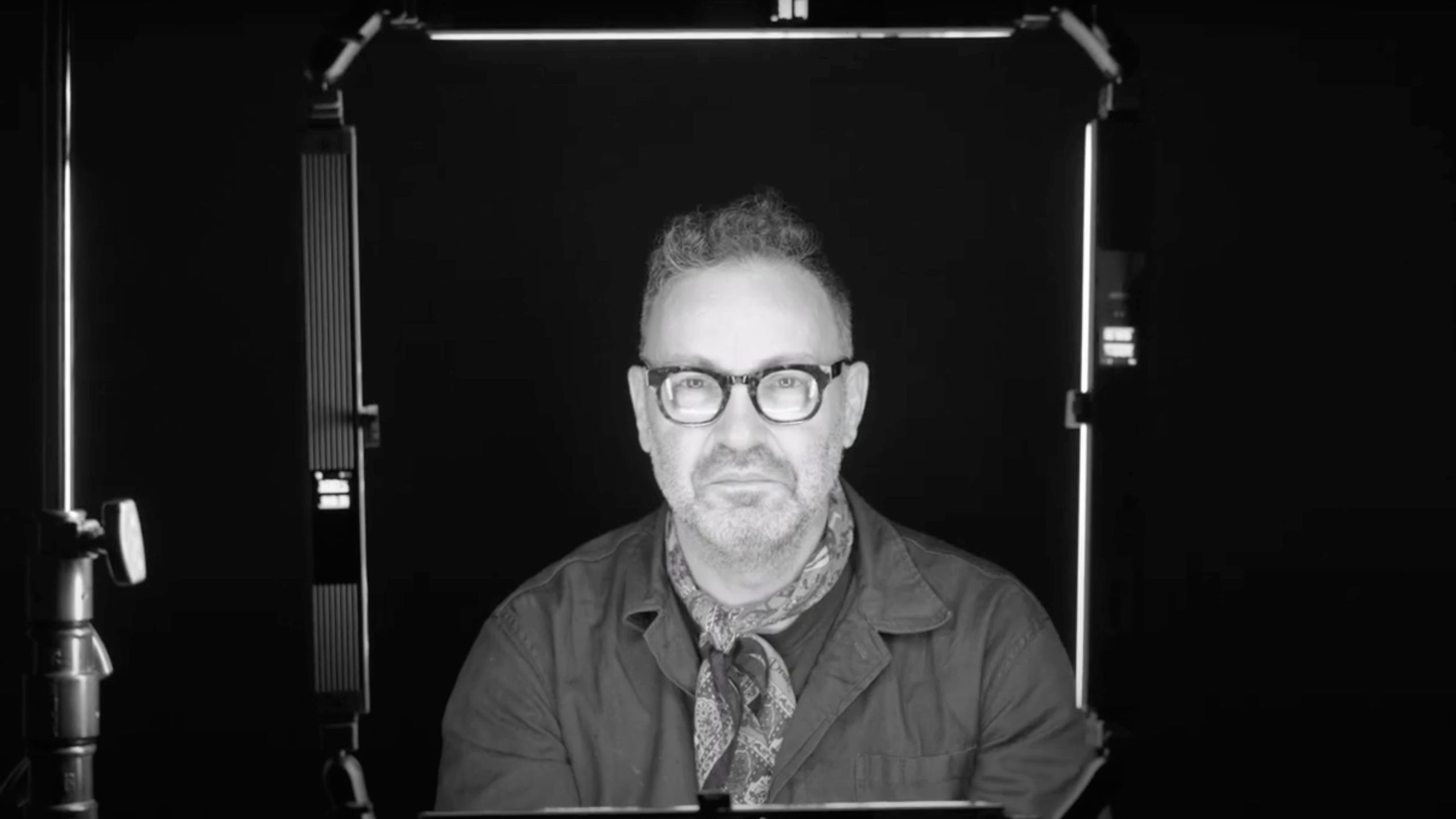 The Harlowe Mark Mann Signature lighting kit is a ring light on ...