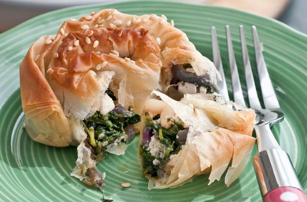 Spinach, pine nut and ricotta filo pinwheels | Dinner Recipes | GoodtoKnow