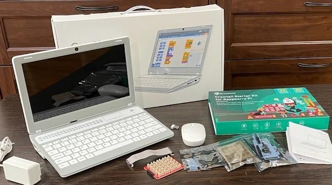 CrowPi L Raspberry Pi Laptop Review: A Lean Mean STEM Learning Machine ...