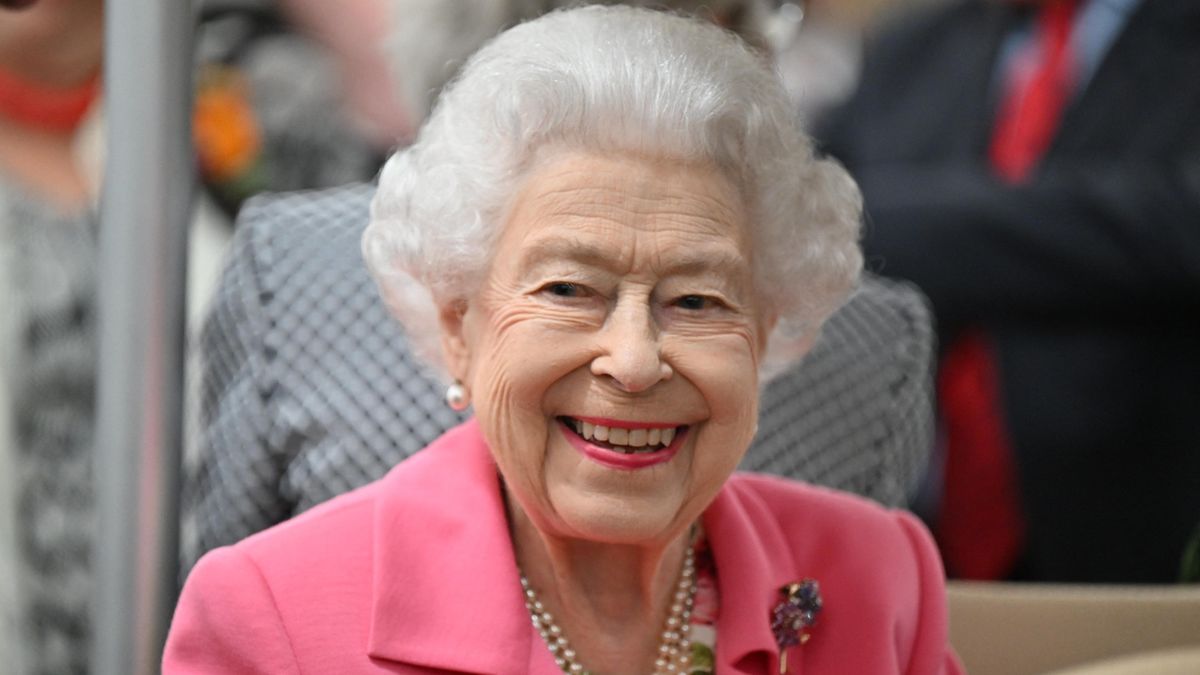 Queen could 'embrace' using wheelchair for heart-warming reason ...