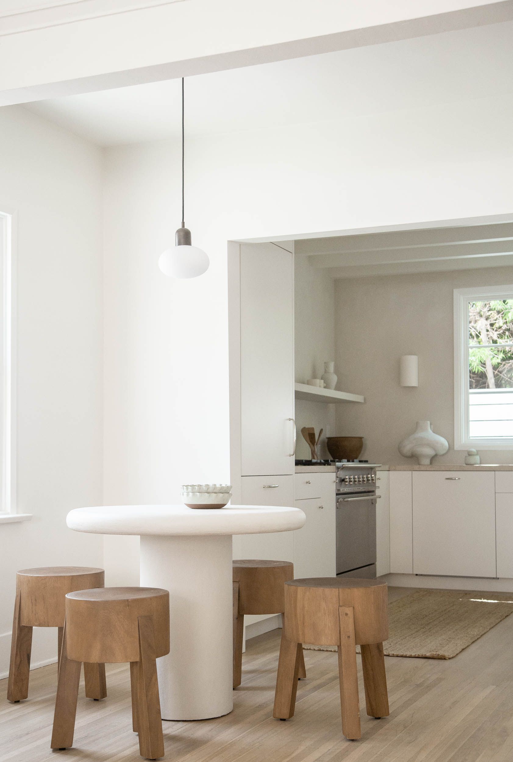 This trick is the best way to make a dining table minimalist | Livingetc
